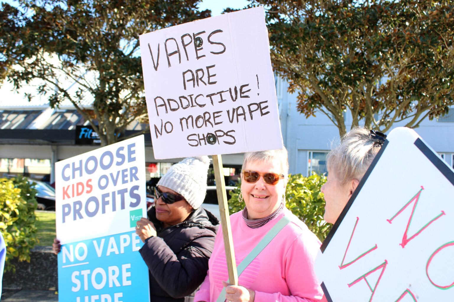 Outcry over second vape shop in Paeroa – The Valley Profile